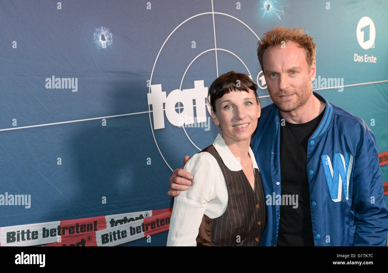 Berlin, Germany. 18th May, 2016. Actors Meret Becker (L) and Mark ...