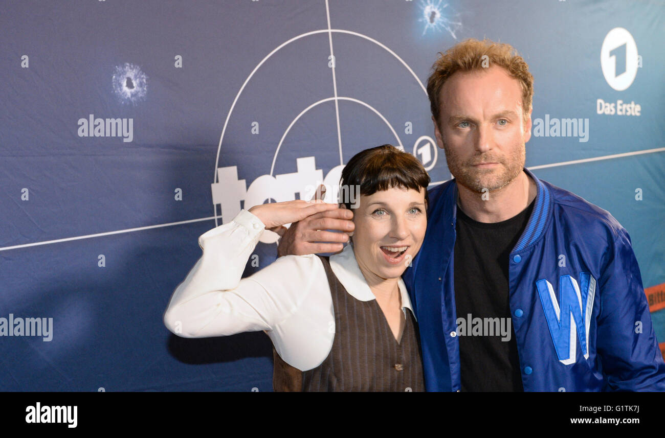 Berlin, Germany. 18th May, 2016. Actors Meret Becker (L) and Mark ...