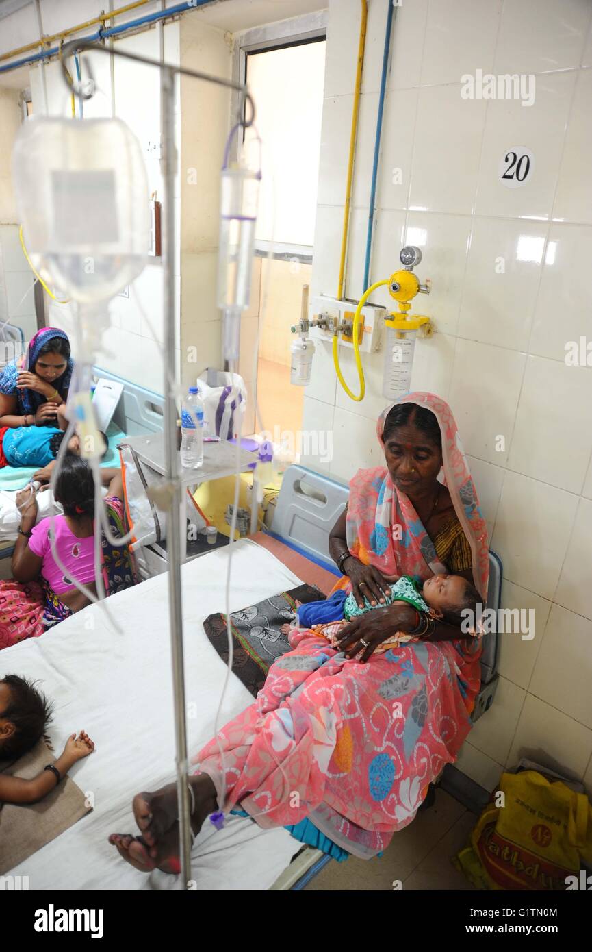 Allahabad, India. 19th May, 2016. A child suffering from Diarrhea being ...