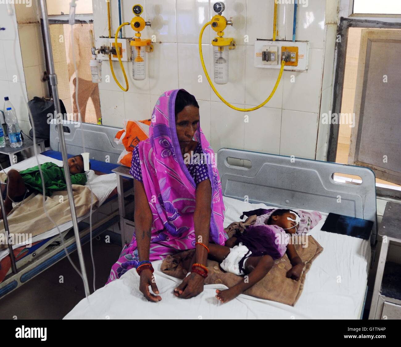 Allahabad, India. 19th May, 2016. A child suffer from diarrhea being ...