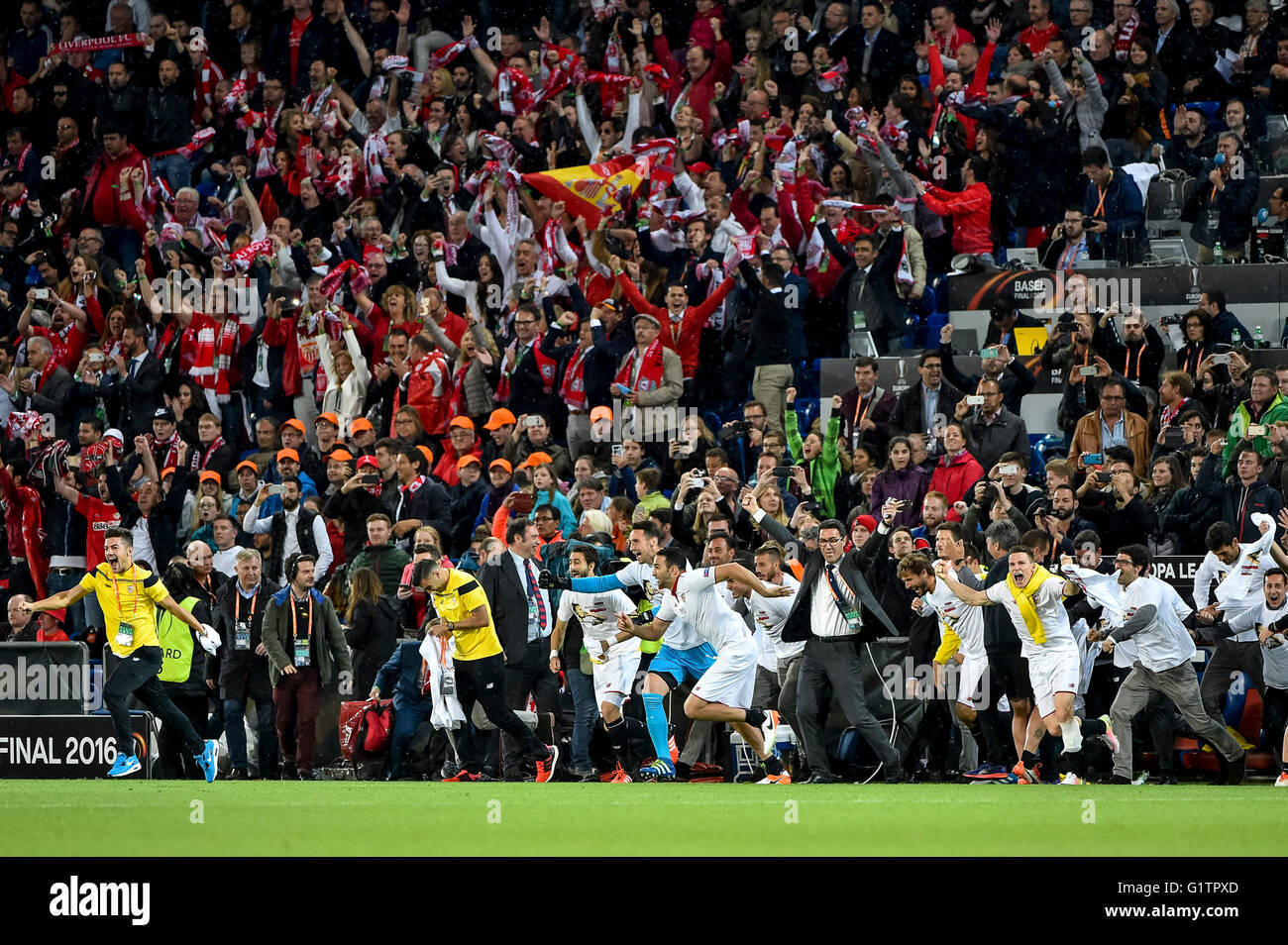 Liverpool players celebrate trophy hi-res stock photography and images ...