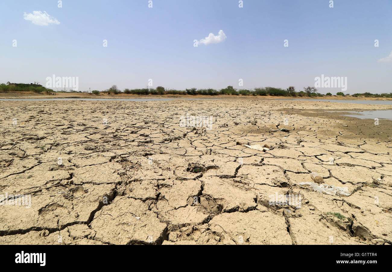 Jaipur, India. 19th May, 2016. A view of dry land after suns soak Stock ...