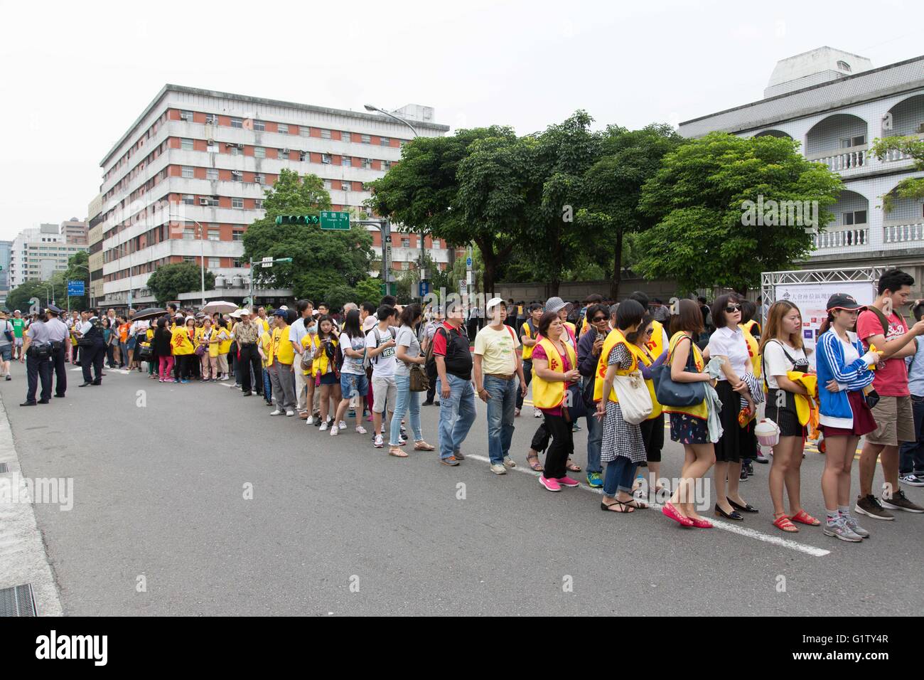 Taipei, Taipei, Taiwan. 20th May, 2016. Crowds line up to pass through ...