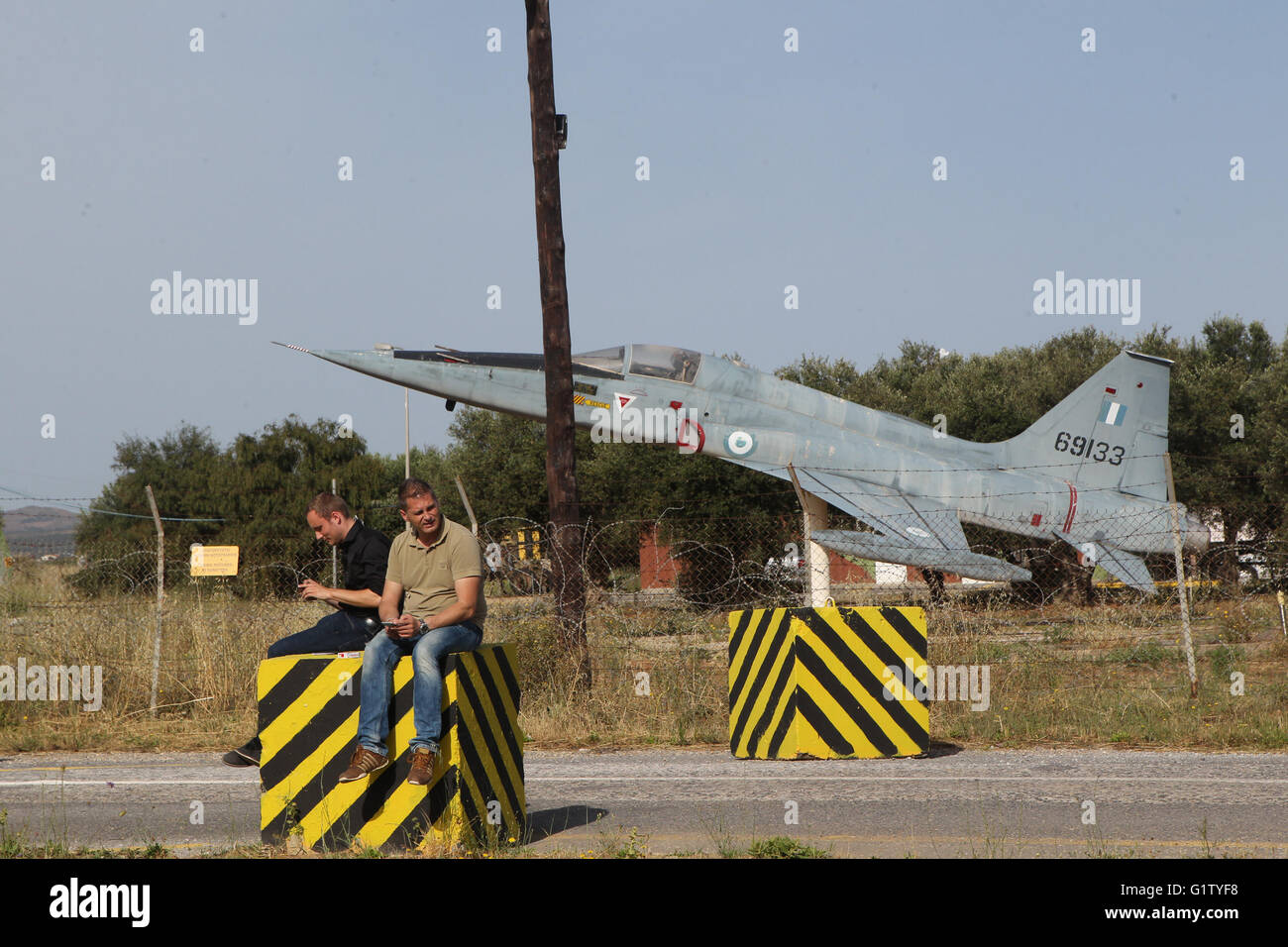 (160520) -- HERAKLION, May 20, 2016 (Xinhua)-- Media workers wait ...