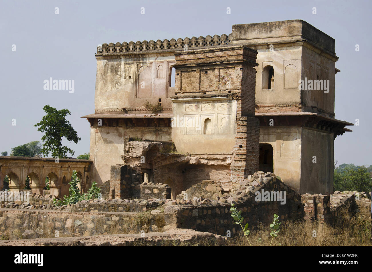 Exterior view of old buildings, Orchha Fort complex, The town was ...