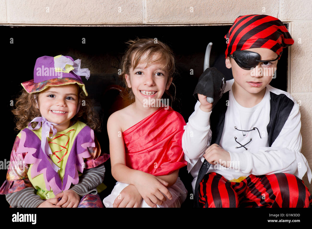 Kids playing pirates hi-res stock photography and images - Alamy