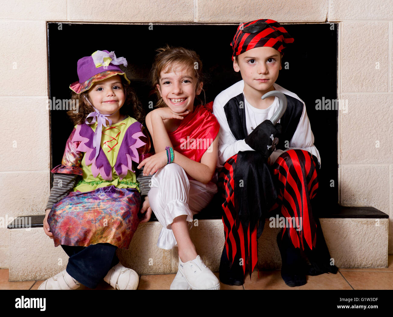Kids playing pirates hi-res stock photography and images - Alamy