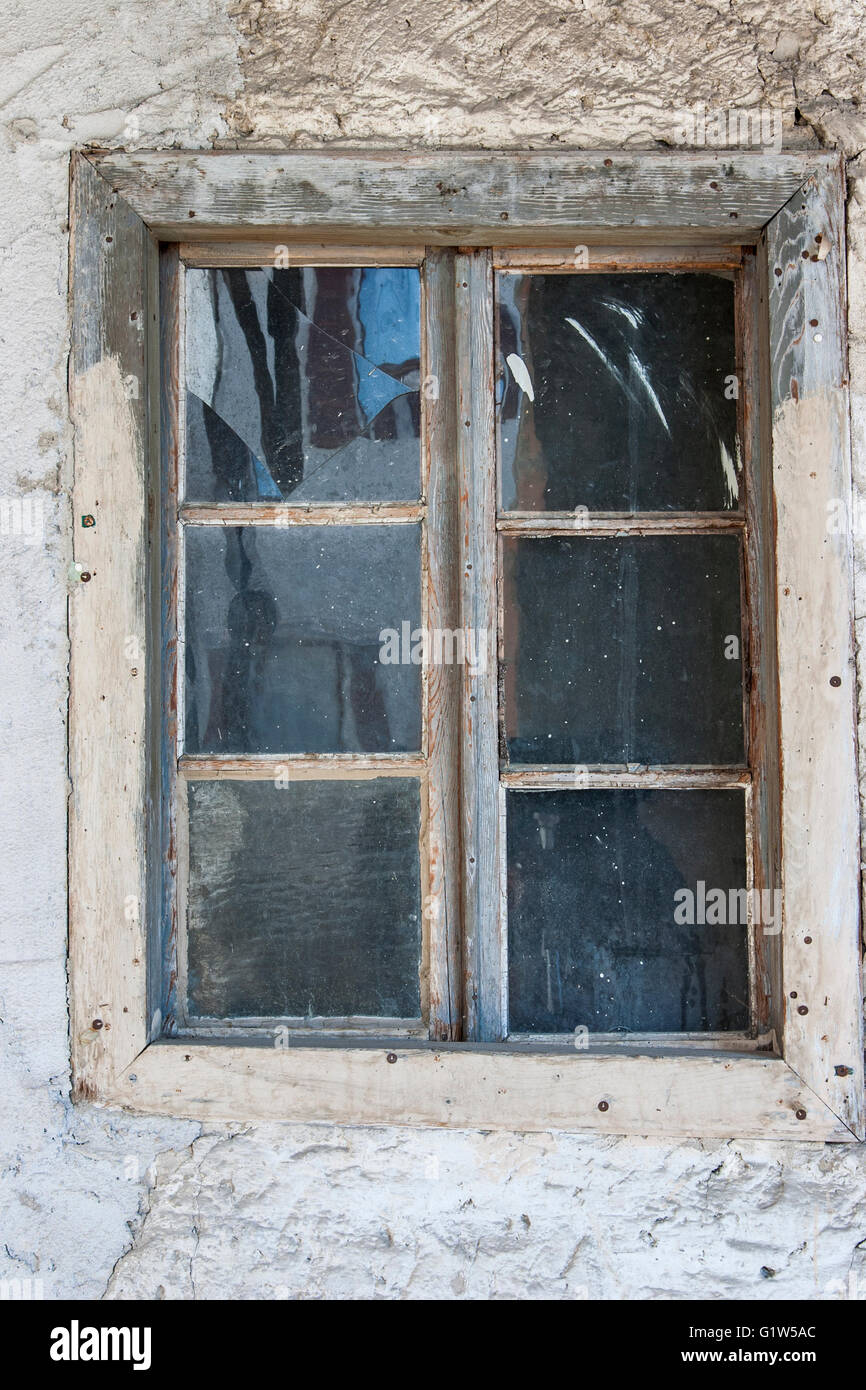 Old glass shattered hi-res stock photography and images - Alamy