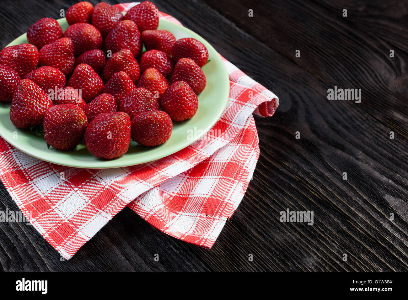 strawberries on the plate Stock Photo - Alamy