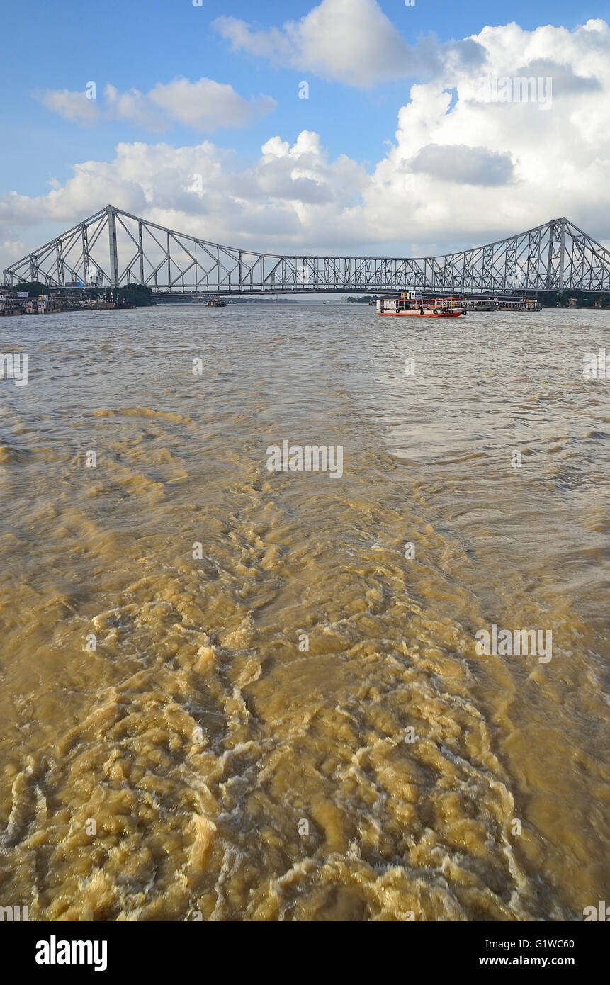 Howrah Bridge or Rabindra Setu over Hooghly river, Kolkata, West Bengal ...