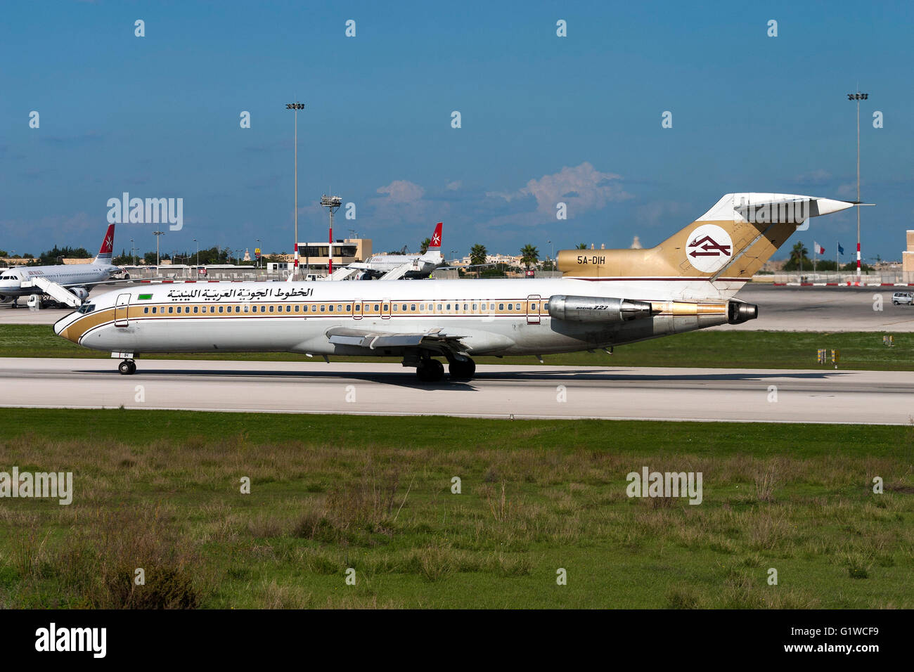 Libyan Arab Airlines Boeing 727-2L5/Adv landing runway 32, arriving ...