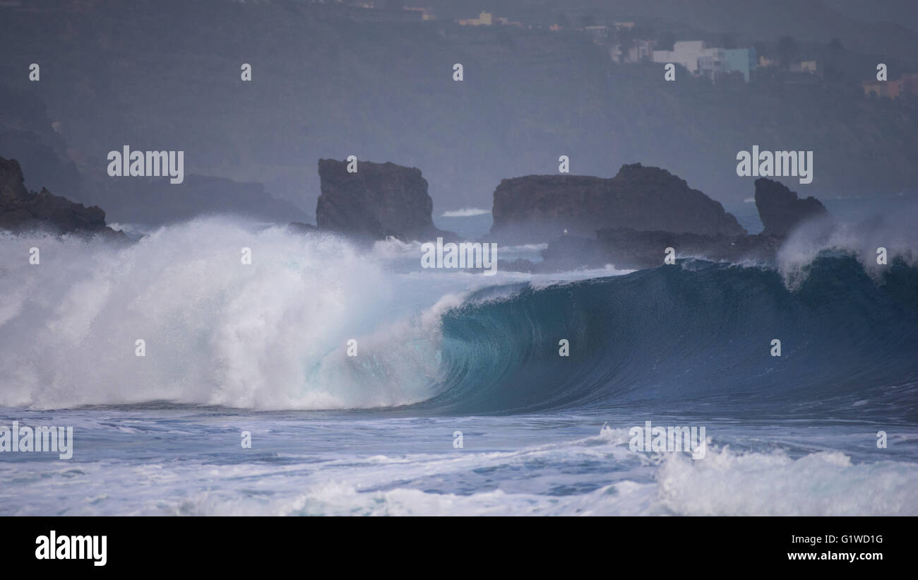 Heavy waves rolling in the east coast of La Palma Stock Photo - Alamy