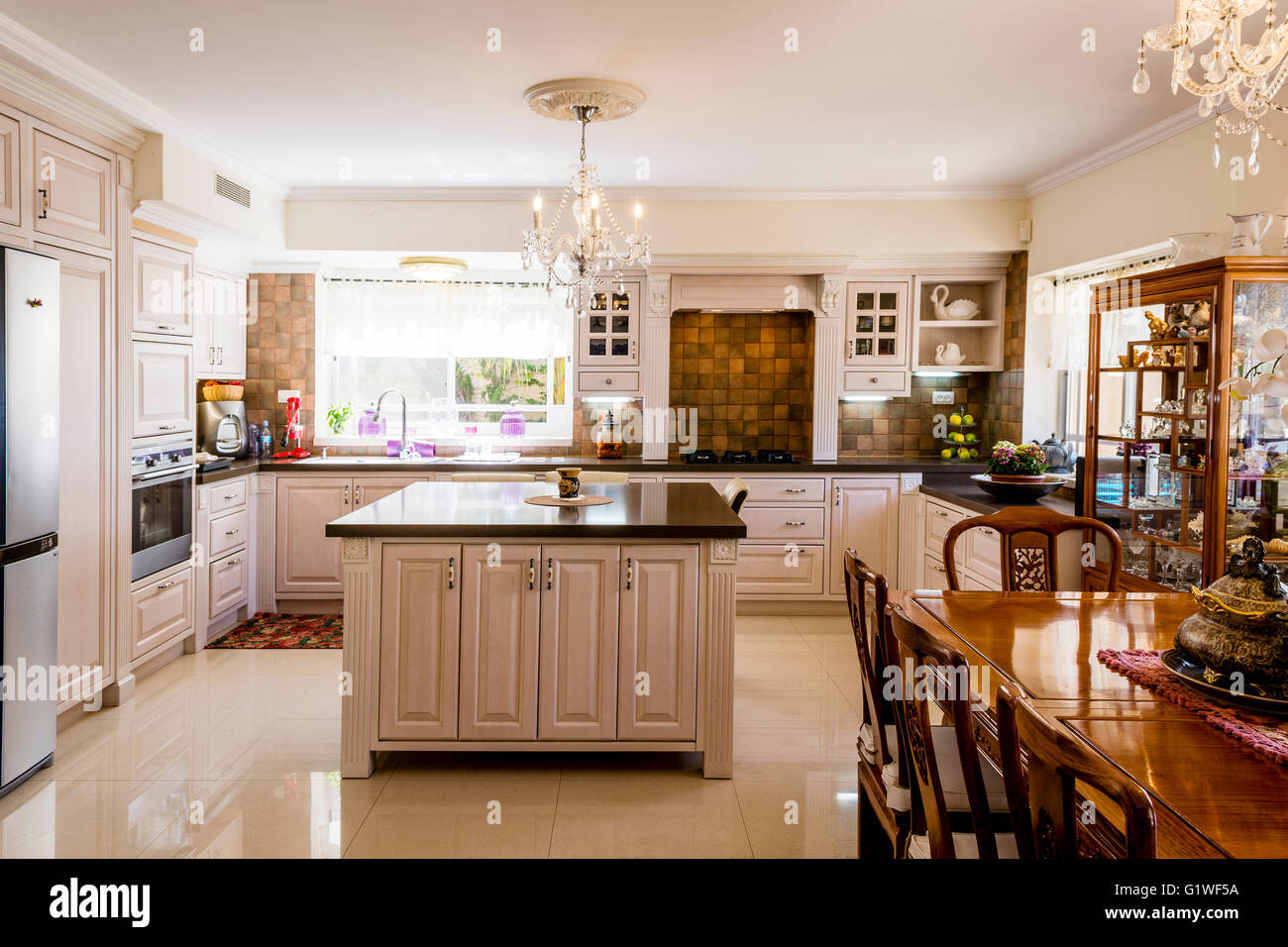 Kitchen domestic hi-res stock photography and images - Alamy