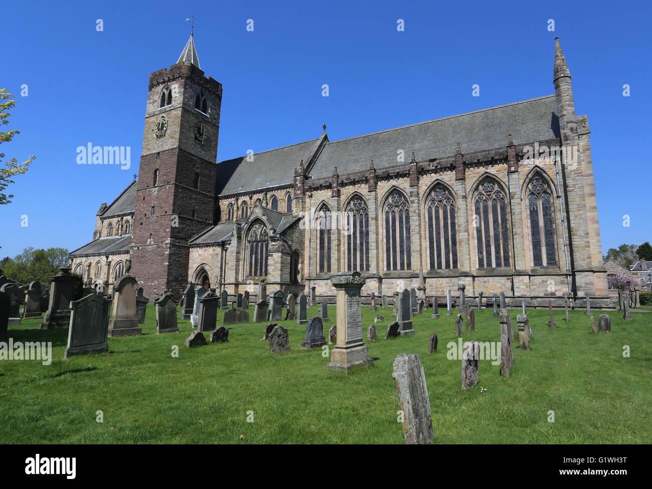 Dunblane cathedral and graveyard hi-res stock photography and images ...