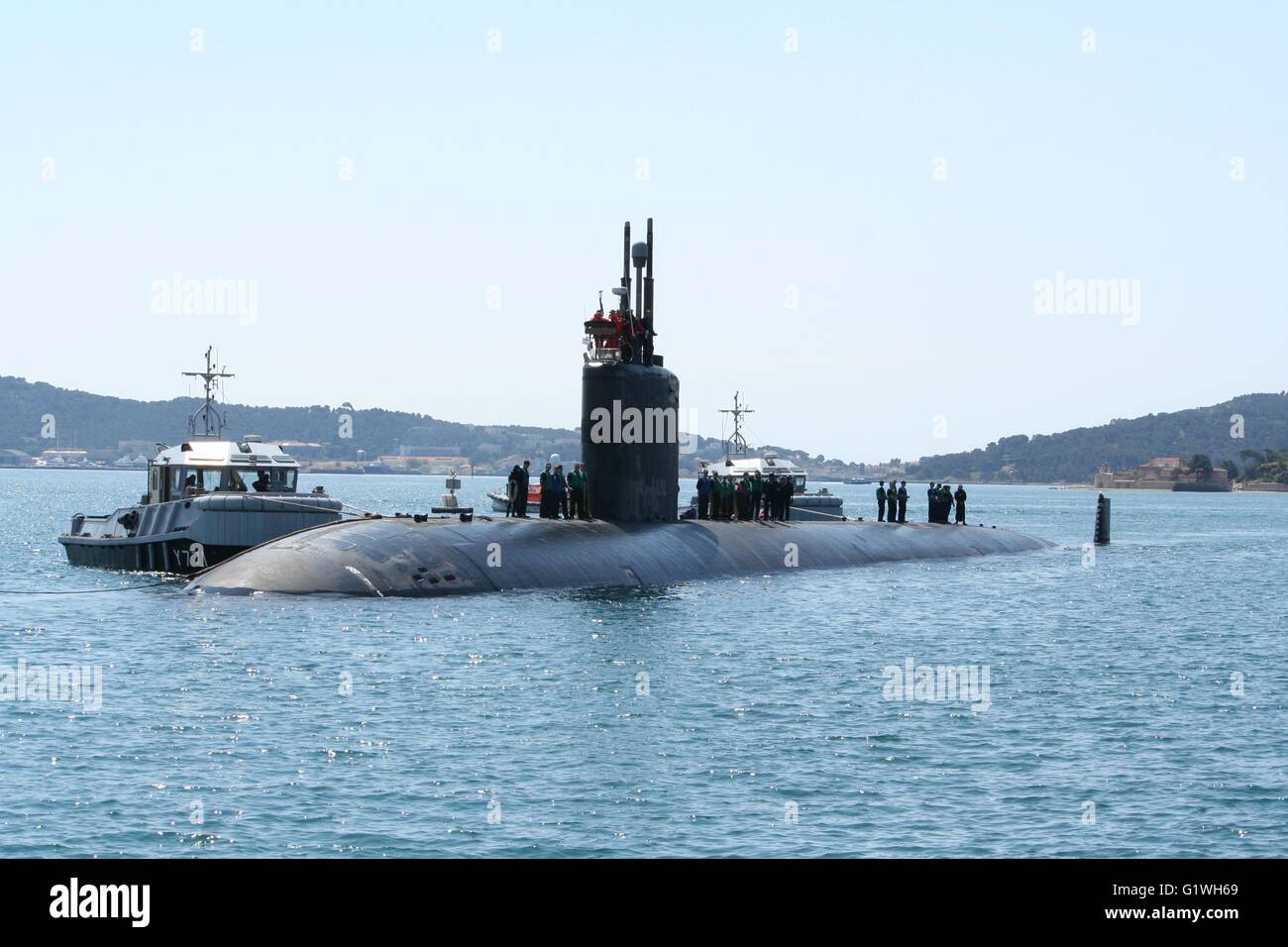 Tugboats assist the U.S. Navy Los Angeles class fast attack submarine ...