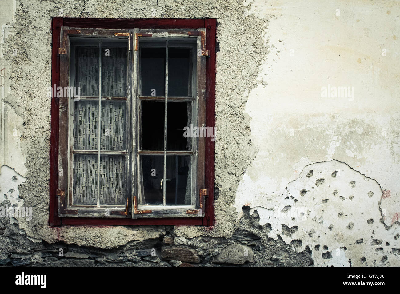 Cracked glass window house hi-res stock photography and images - Alamy