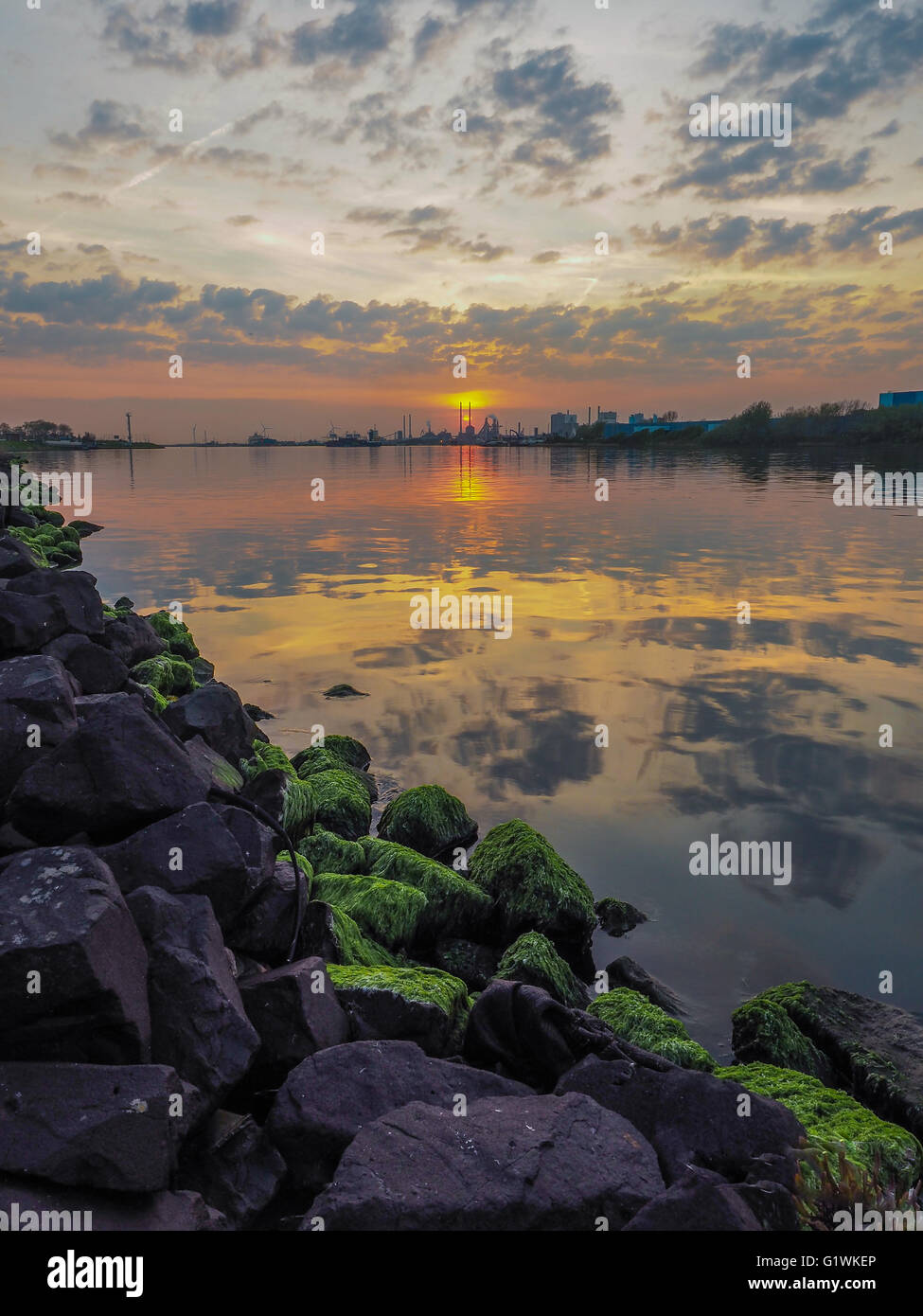 Zonsondergang bij de Noordzeekanaal in Velsen Zuid Stock Photo - Alamy