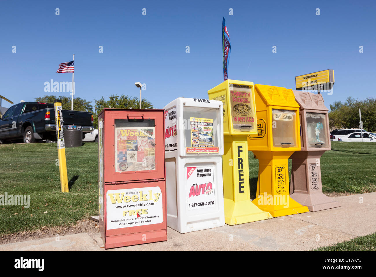 Newspaper rack america hi-res stock photography and images - Alamy