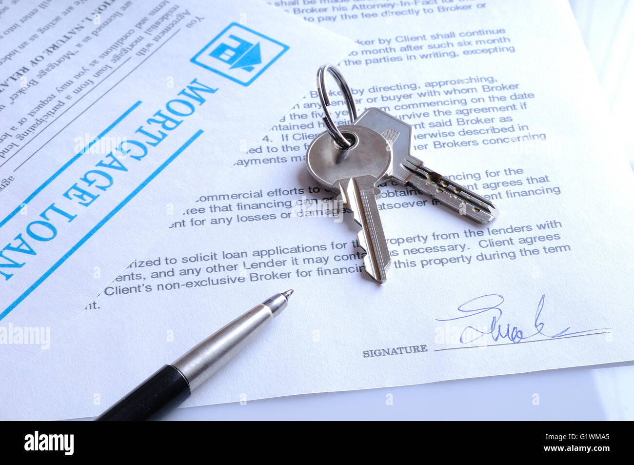 Contract signed hi-res stock photography and images - Alamy