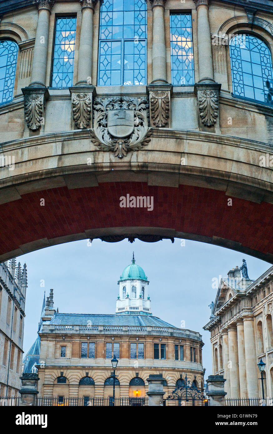 Connecting two buildings hi-res stock photography and images - Alamy
