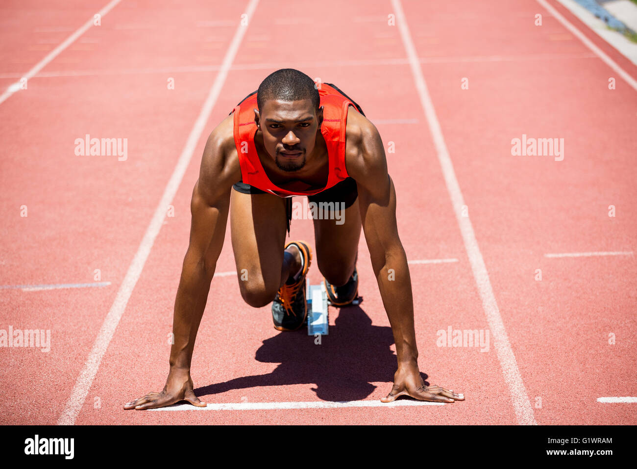 Athlete ready to run Stock Photo - Alamy