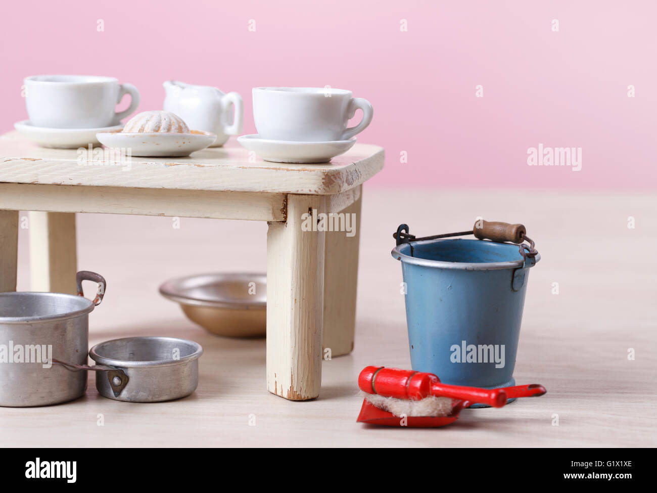 Vintage dollhouse kitchen equipment Stock Photo - Alamy