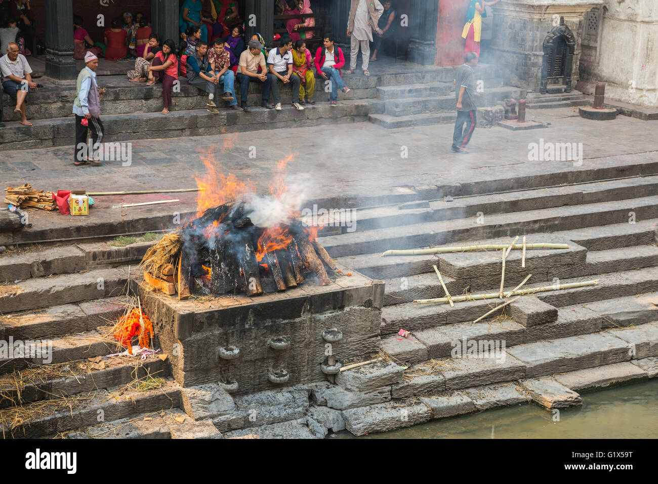 KATHMANDU, NEPAL-APRIL 25: Cremation in Pashupatinath 25, 2016 in ...
