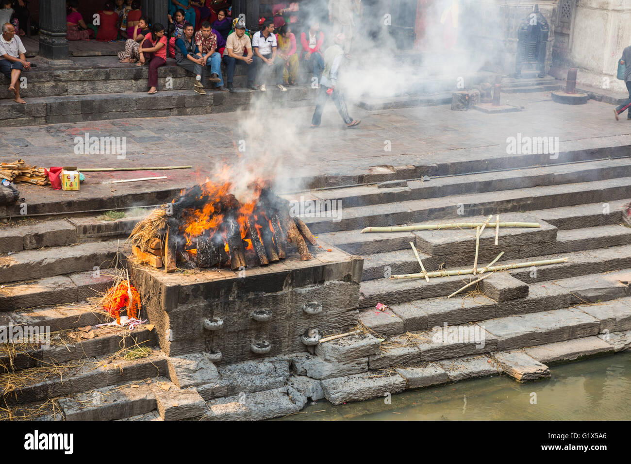 KATHMANDU, NEPAL-APRIL 25: Cremation in Pashupatinath 25, 2016 in ...