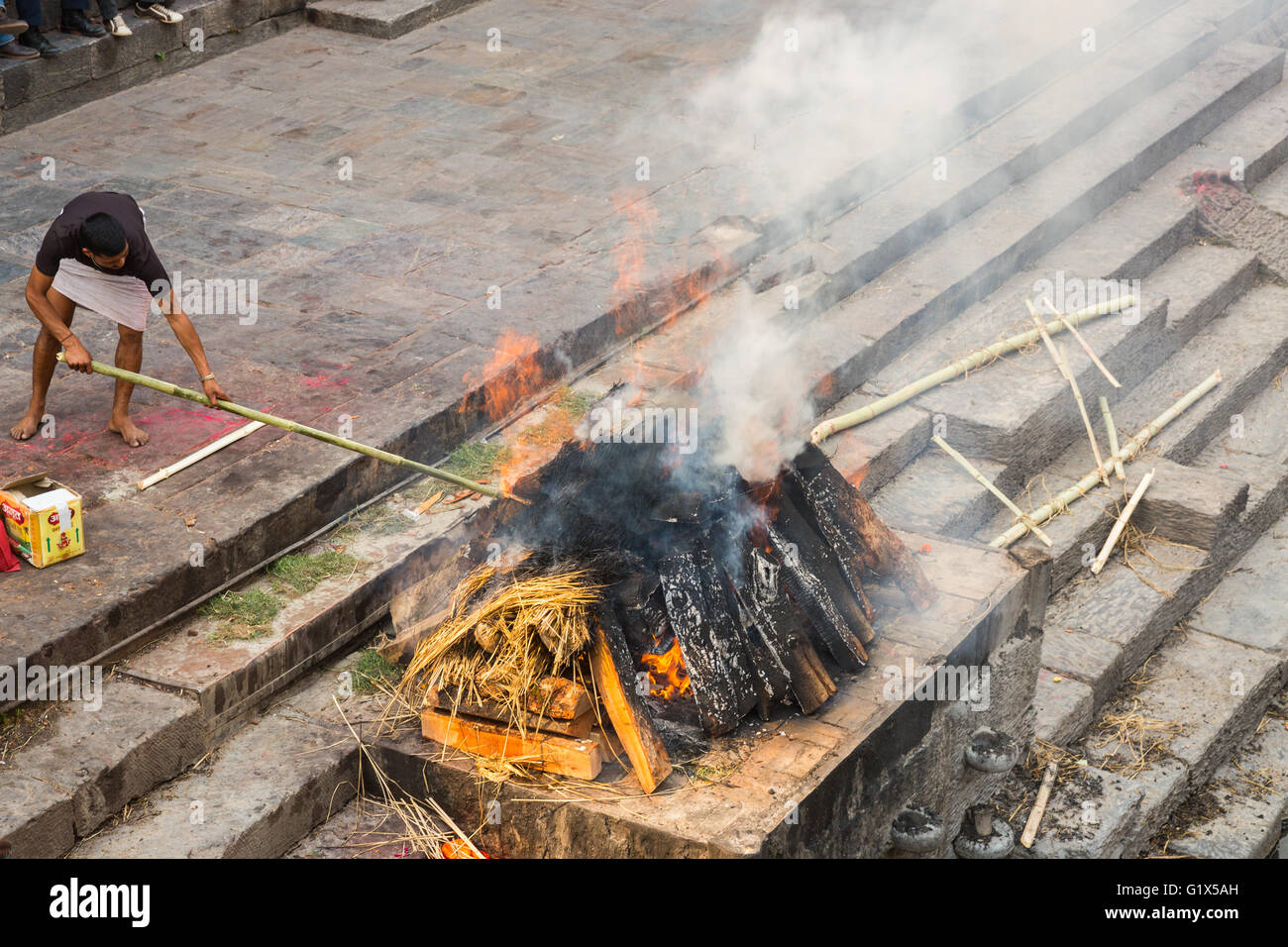 KATHMANDU, NEPAL-APRIL 25: Cremation in Pashupatinath 25, 2016 in ...