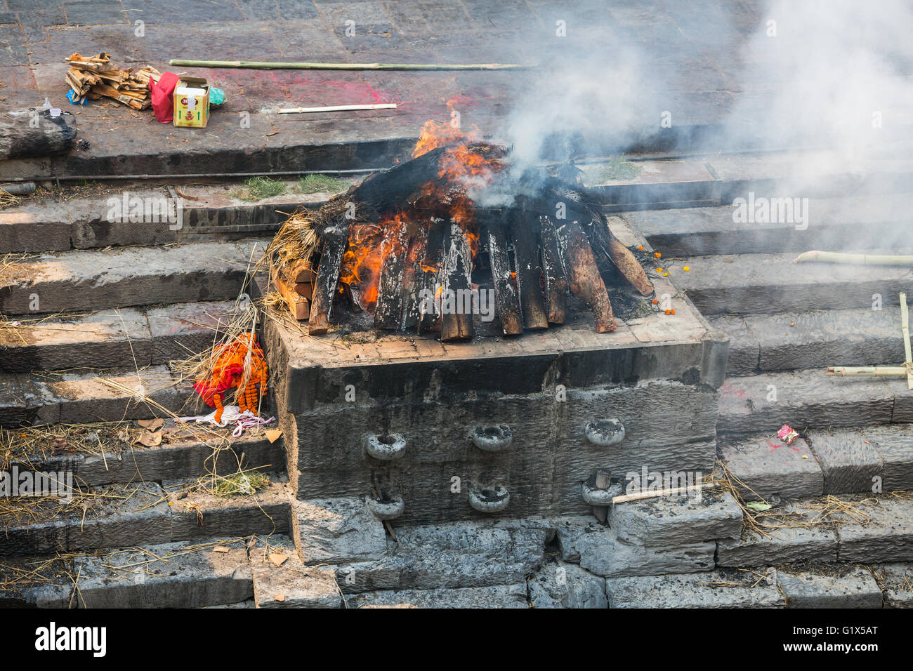 Human cremation ceremony in pashupatinath hi-res stock photography and ...