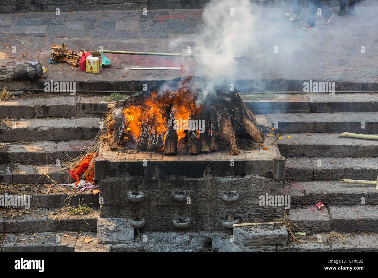 KATHMANDU, NEPAL-APRIL 25: Cremation in Pashupatinath 25, 2016 in ...