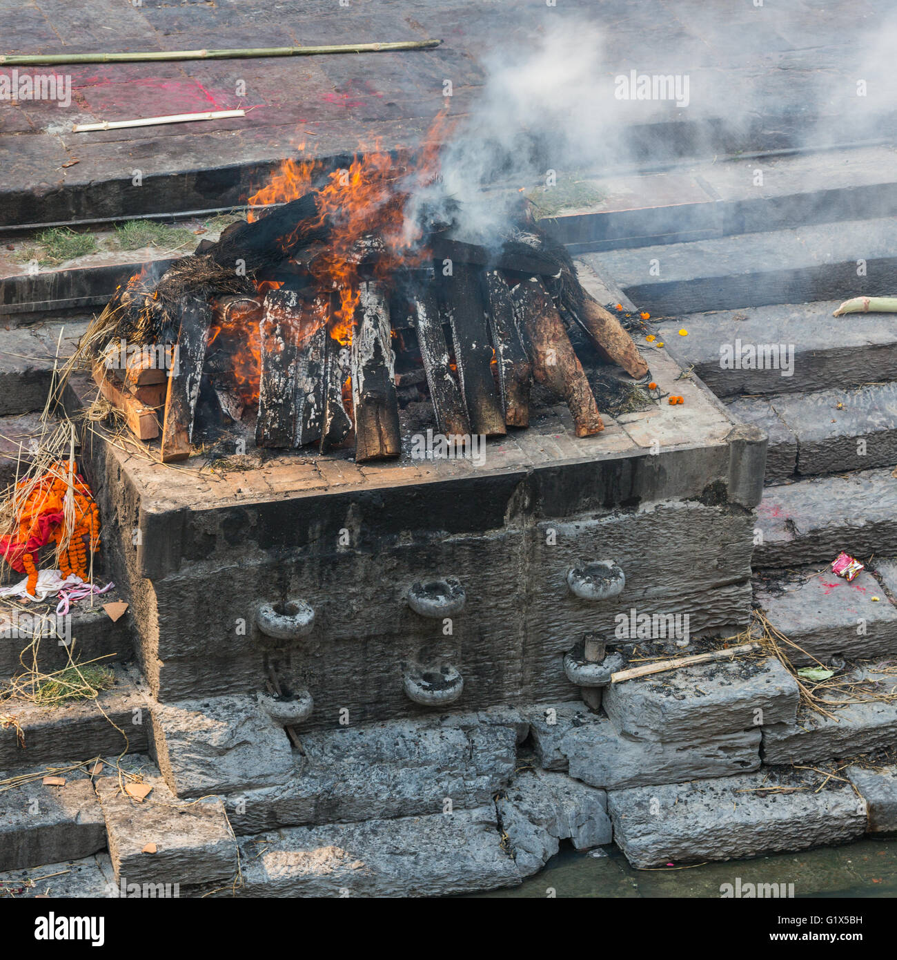 KATHMANDU, NEPAL-APRIL 25: Cremation in Pashupatinath 25, 2016 in ...