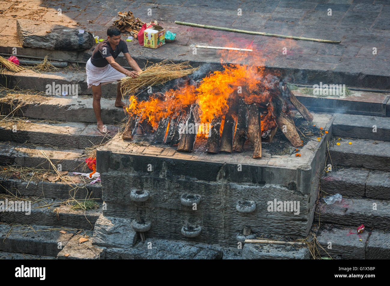 KATHMANDU, NEPAL-APRIL 25: Cremation in Pashupatinath 25, 2016 in ...