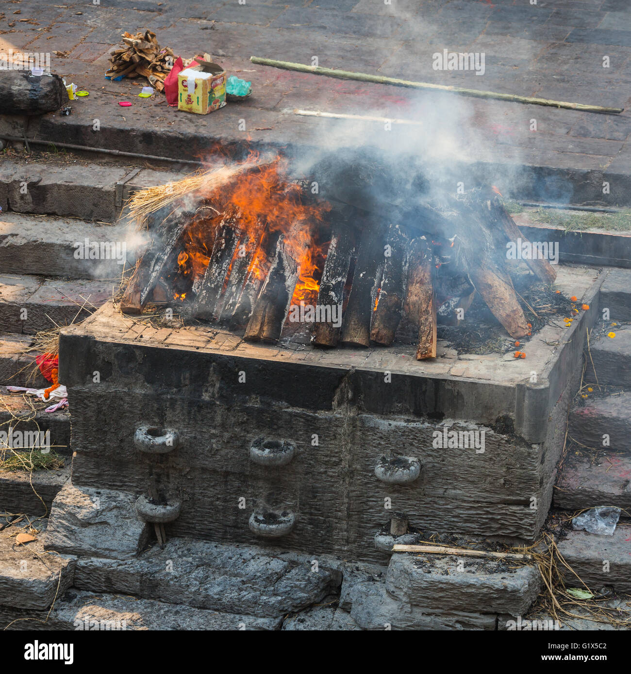 KATHMANDU, NEPAL-APRIL 25: Cremation in Pashupatinath 25, 2016 in ...