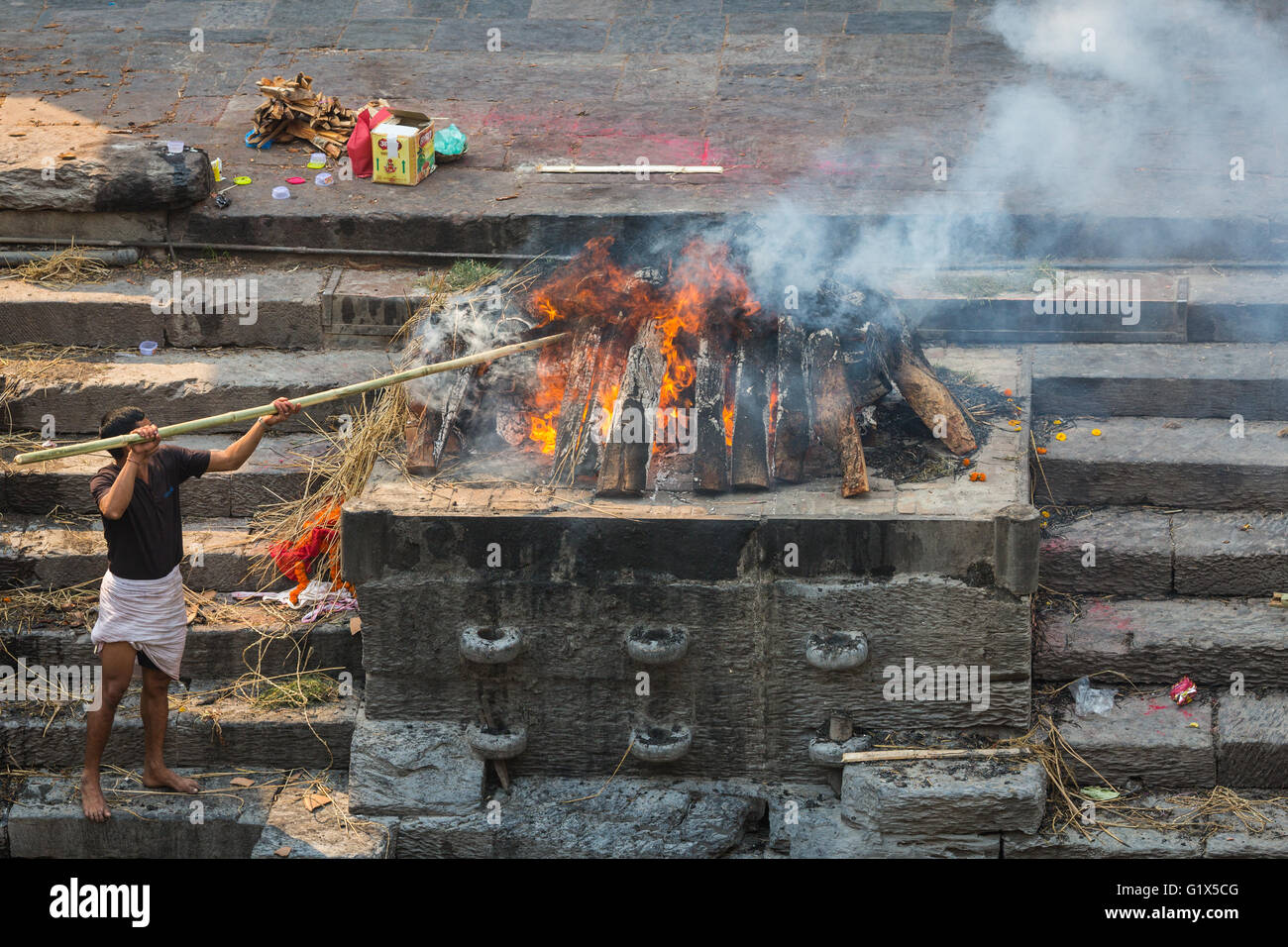 KATHMANDU, NEPAL-APRIL 25: Cremation in Pashupatinath 25, 2016 in ...
