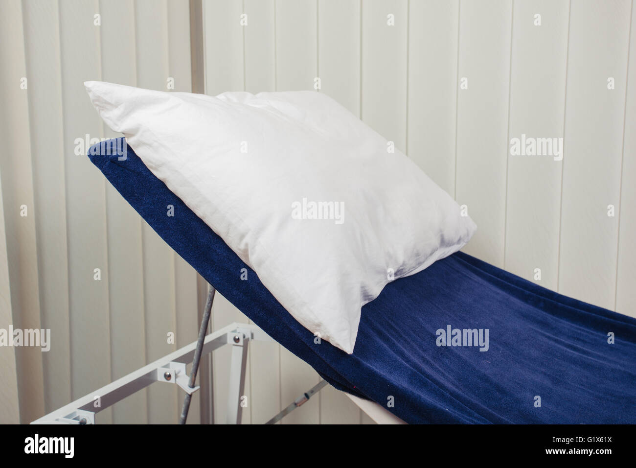 A bed in a physiotherapist's treatment area Stock Photo - Alamy