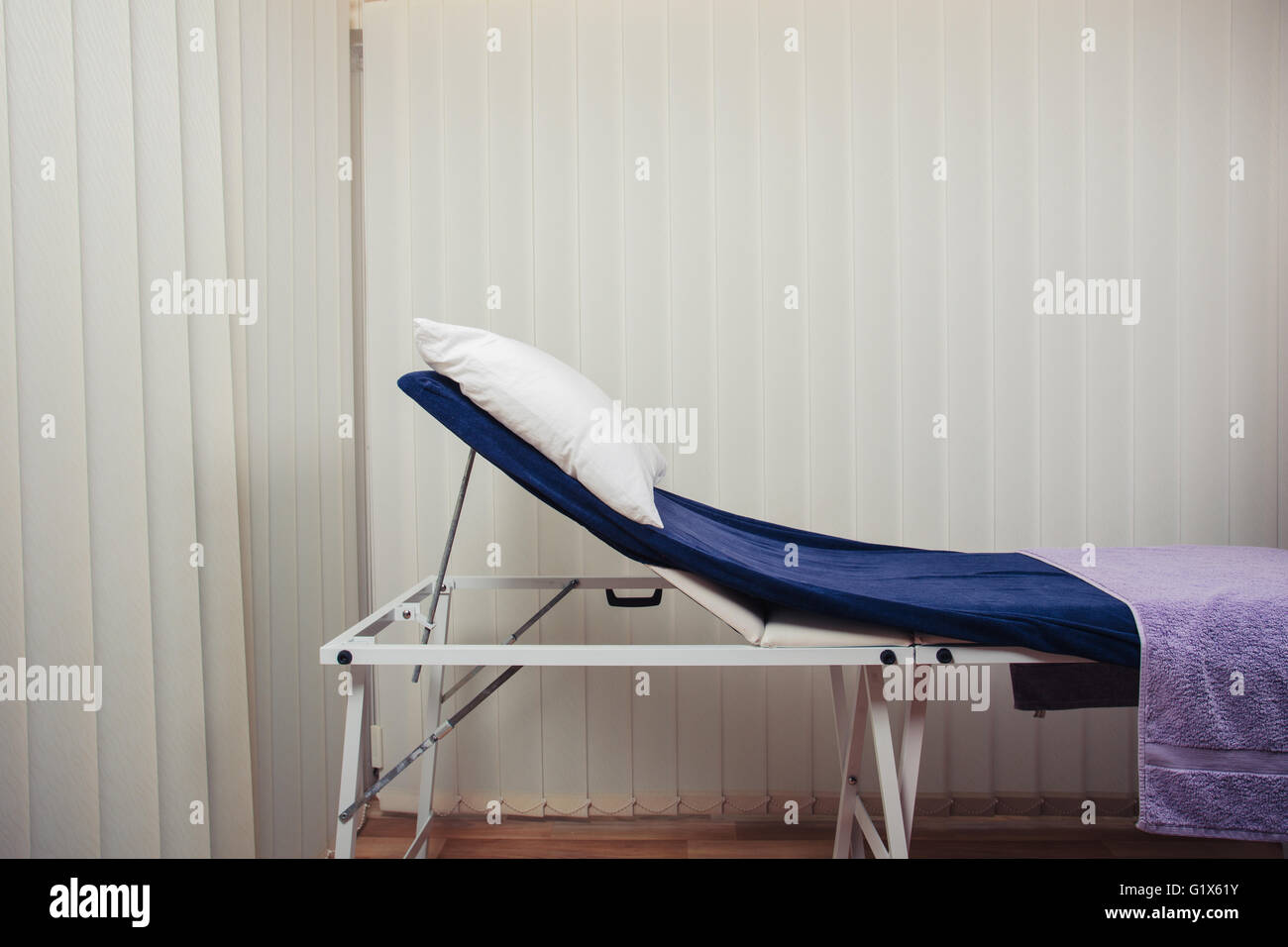 A bed in a physiotherapist's treatment area Stock Photo - Alamy
