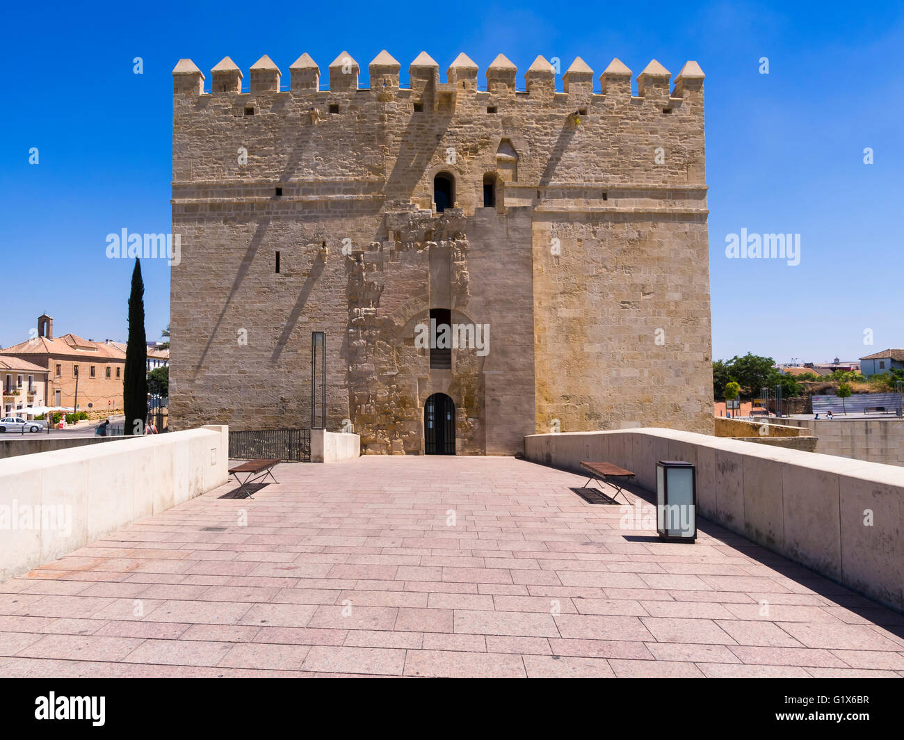 Fortress Torre de la Calahorra at the Roman bridge, Puente Romano ...