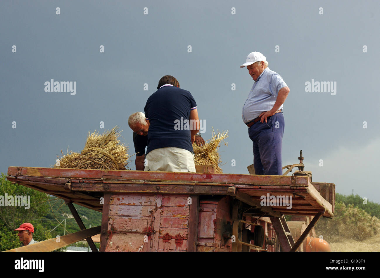 Traditional Threshing High Resolution Stock Photography and Images - Alamy