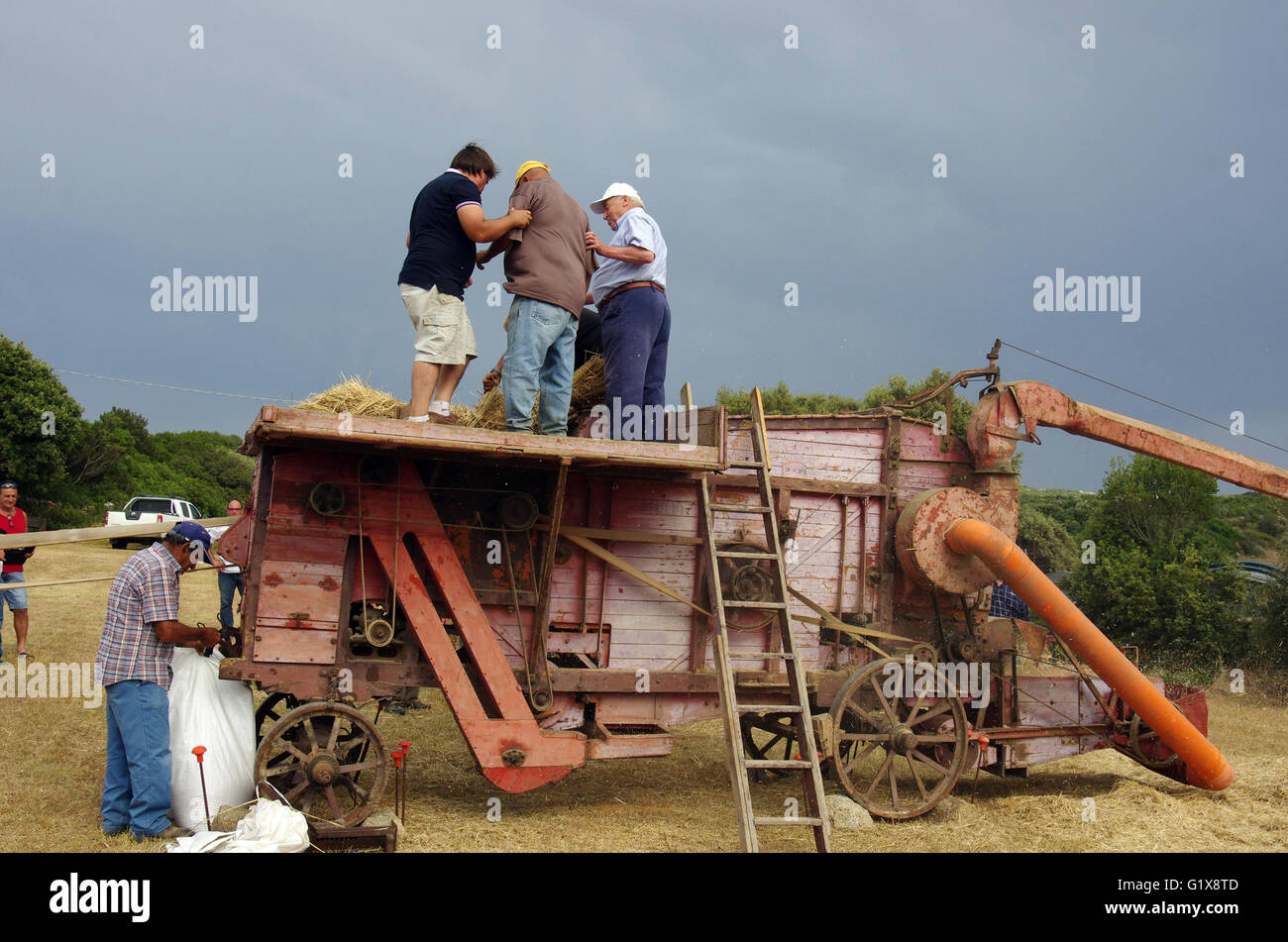 Traditional Threshing High Resolution Stock Photography and Images - Alamy