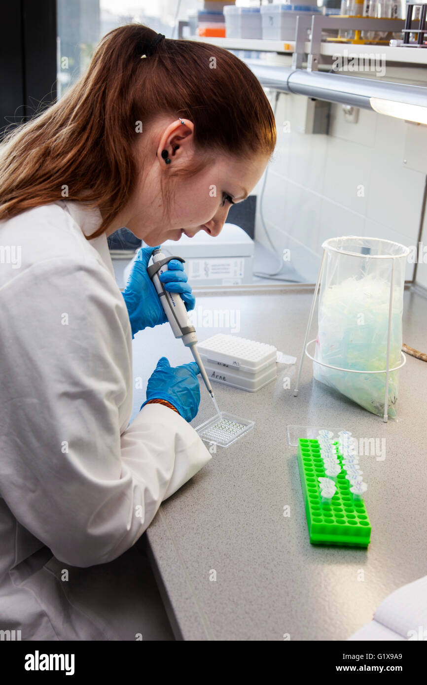 University genetics lab hi-res stock photography and images - Alamy