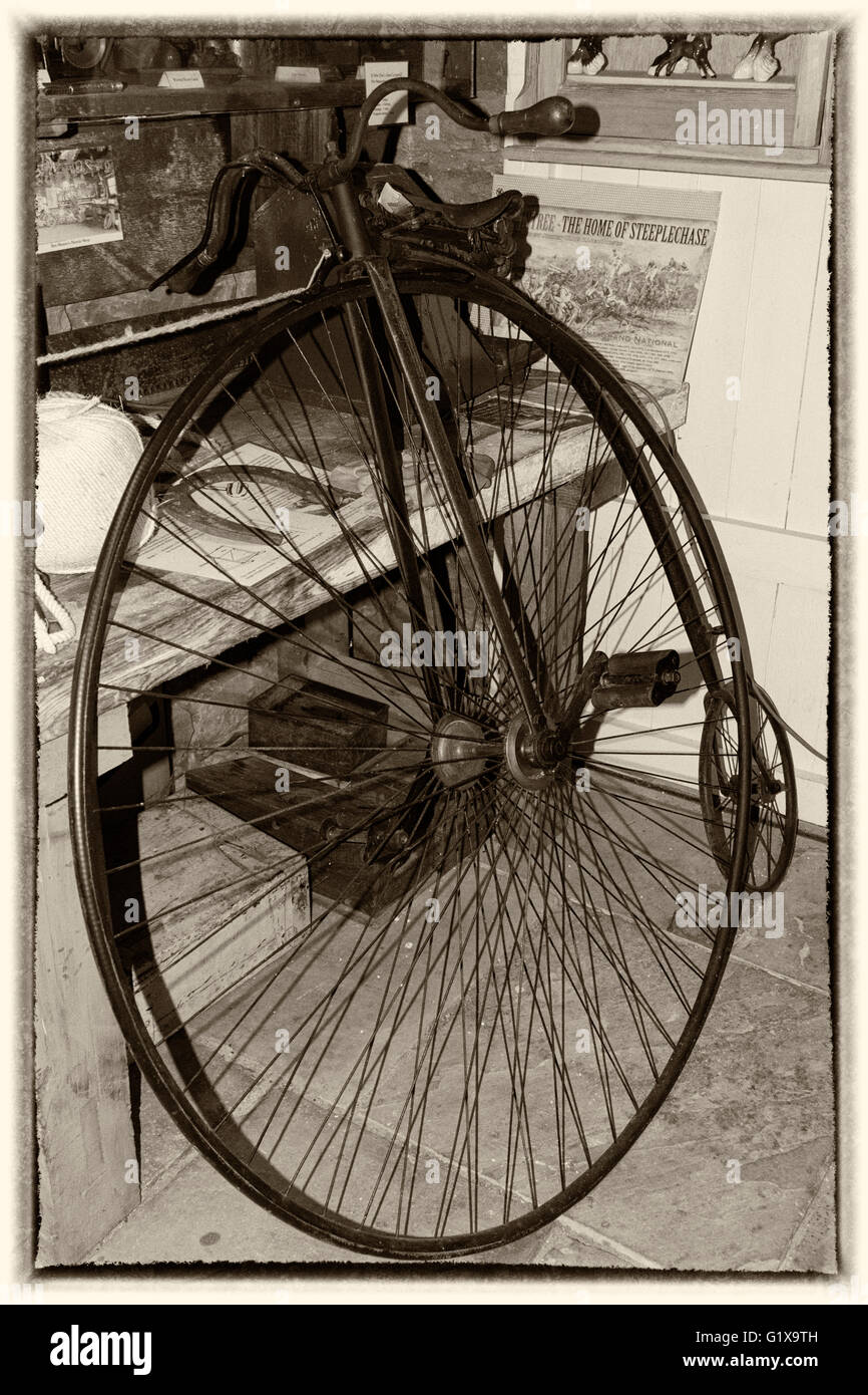 Old fashioned bicycle hi-res stock photography and images - Alamy