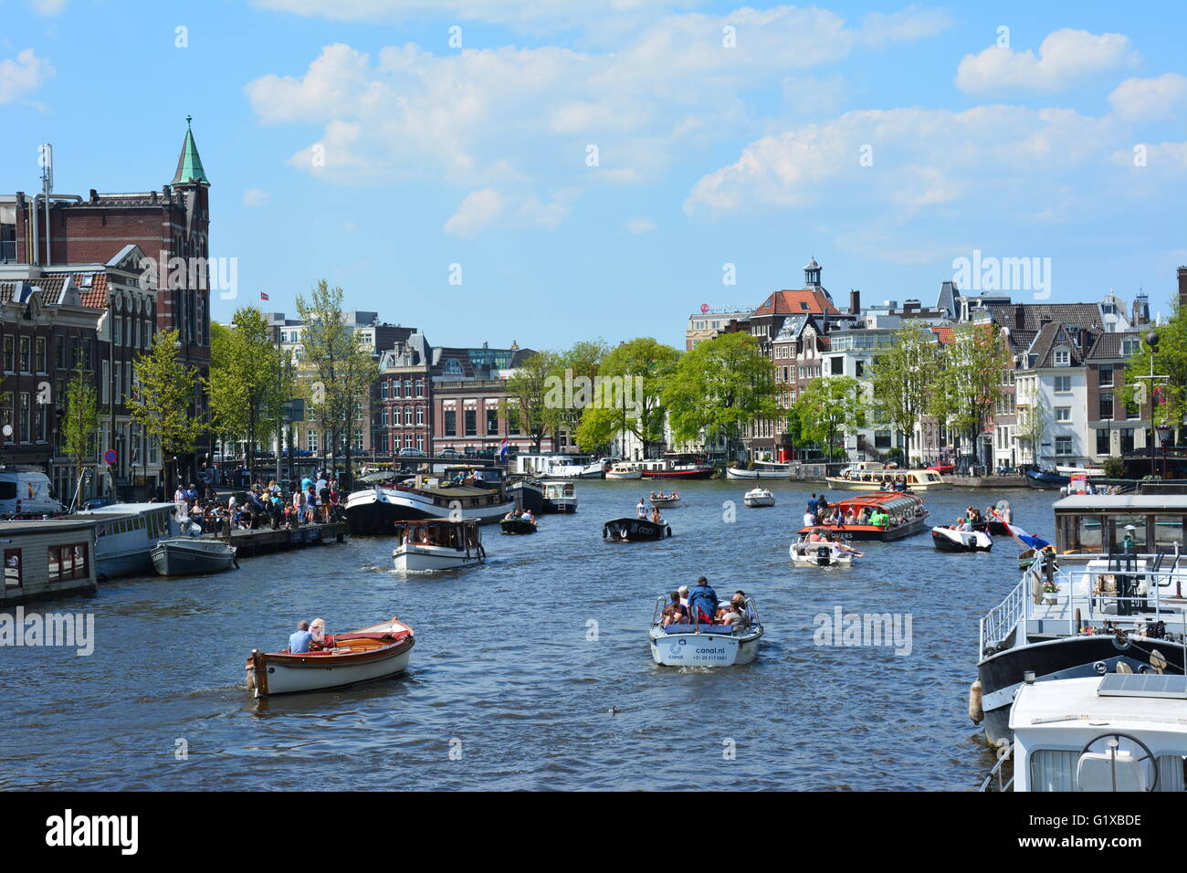 A busy day along the canals of Amsterdam Stock Photo - Alamy