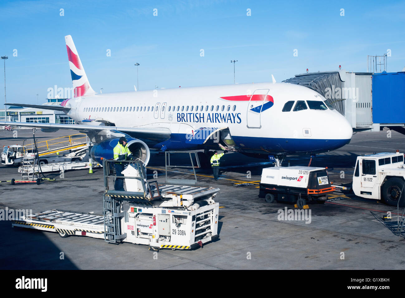 Aircraft cargo terminals hi-res stock photography and images - Alamy