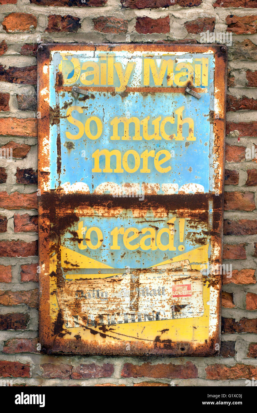 The daily mail logo hi-res stock photography and images - Alamy