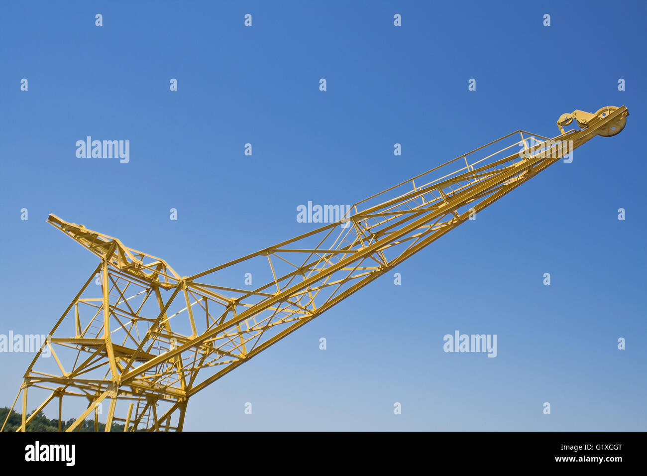 Yellow ships cranes hi-res stock photography and images - Alamy