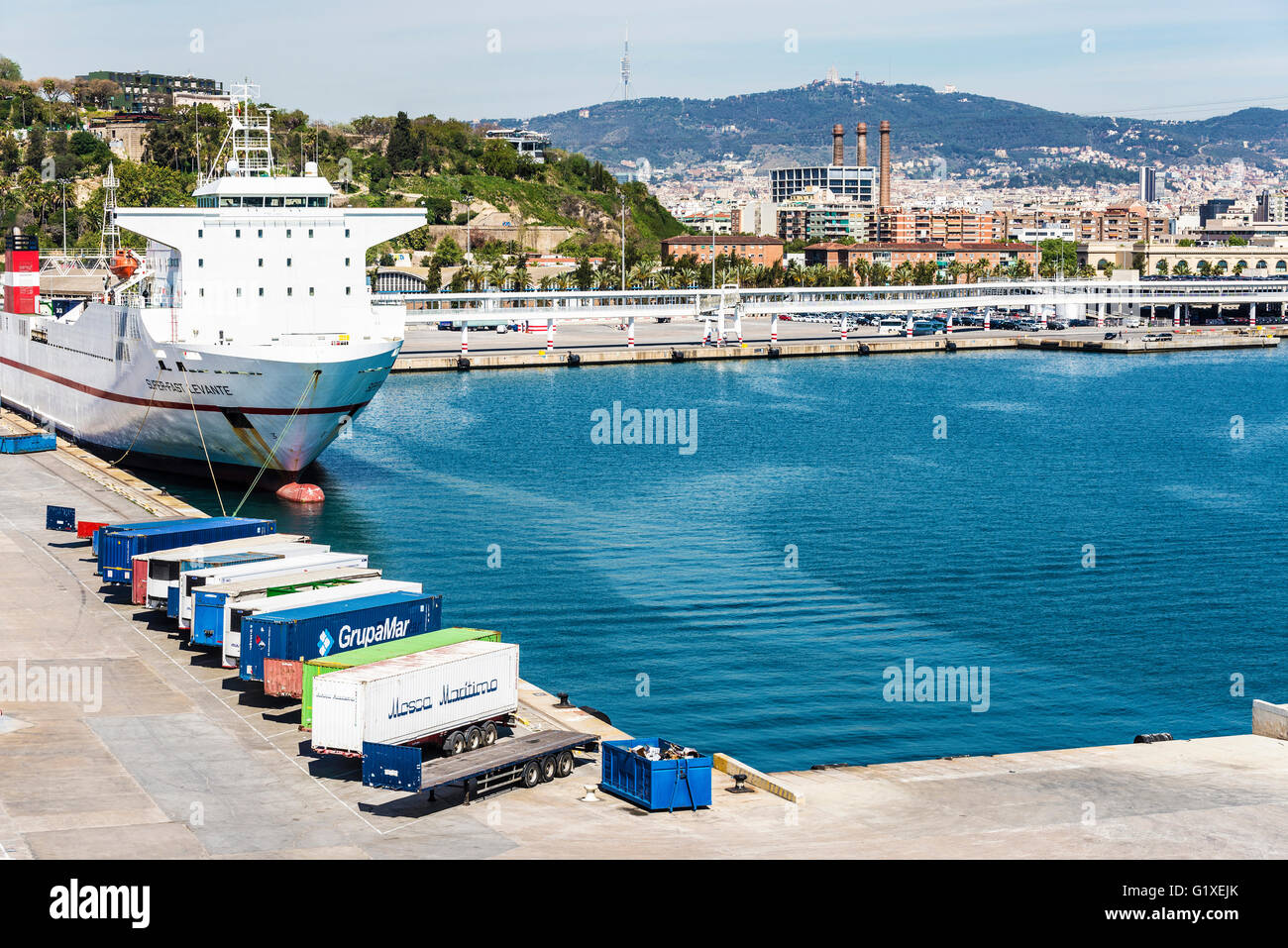 Truck loading dock parking lot hi-res stock photography and images - Alamy