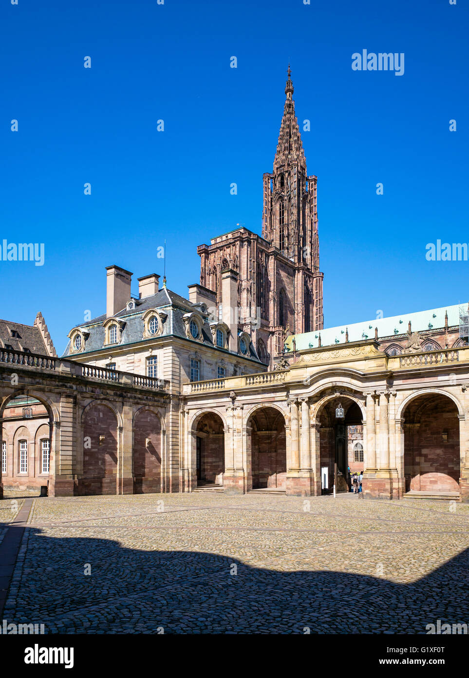Cobbled courtyard hi-res stock photography and images - Alamy
