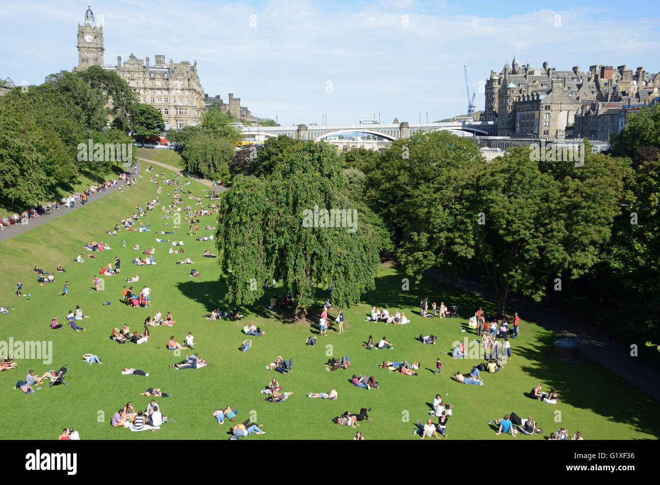 Edinburgh tourists grass hi-res stock photography and images - Alamy