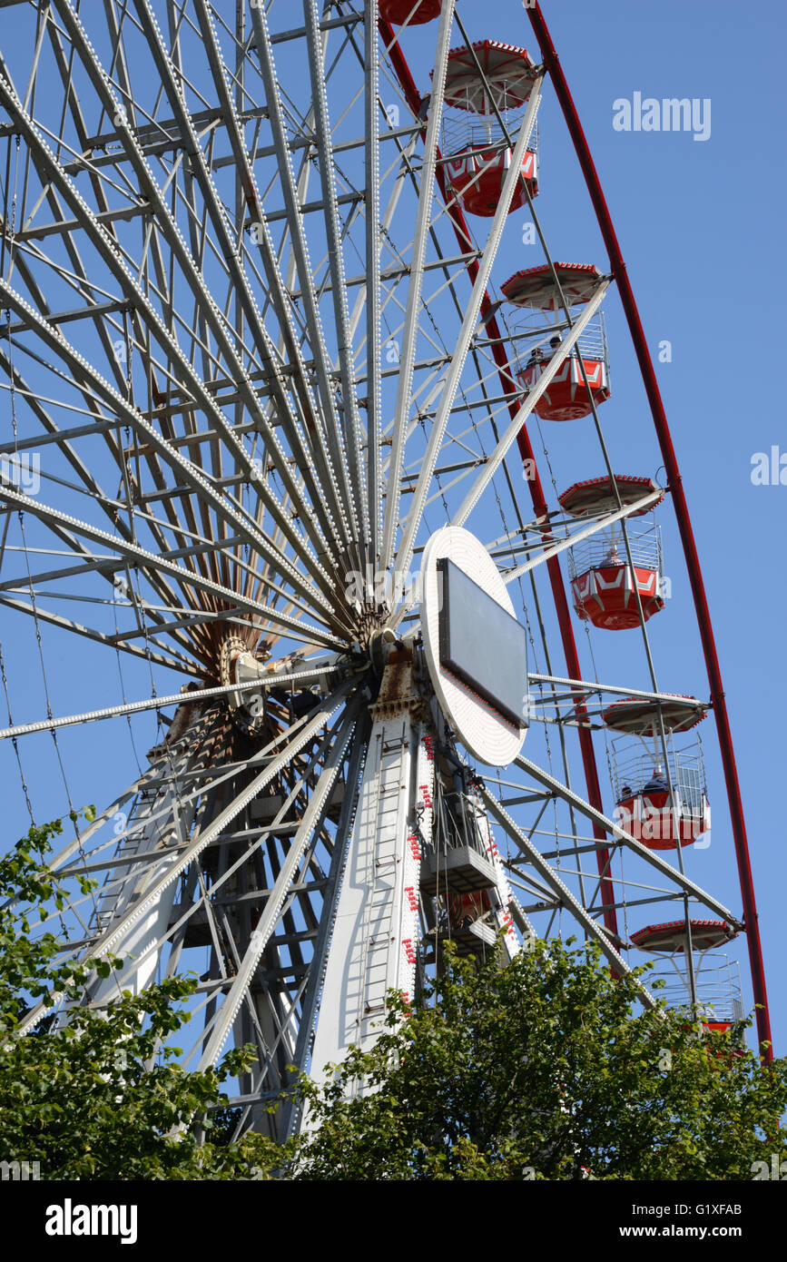 Edinburgh Festival Wheel by Princes Street gardens. A temporary ...